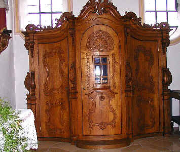 Beichtstuhlin der südlichen Kapelle